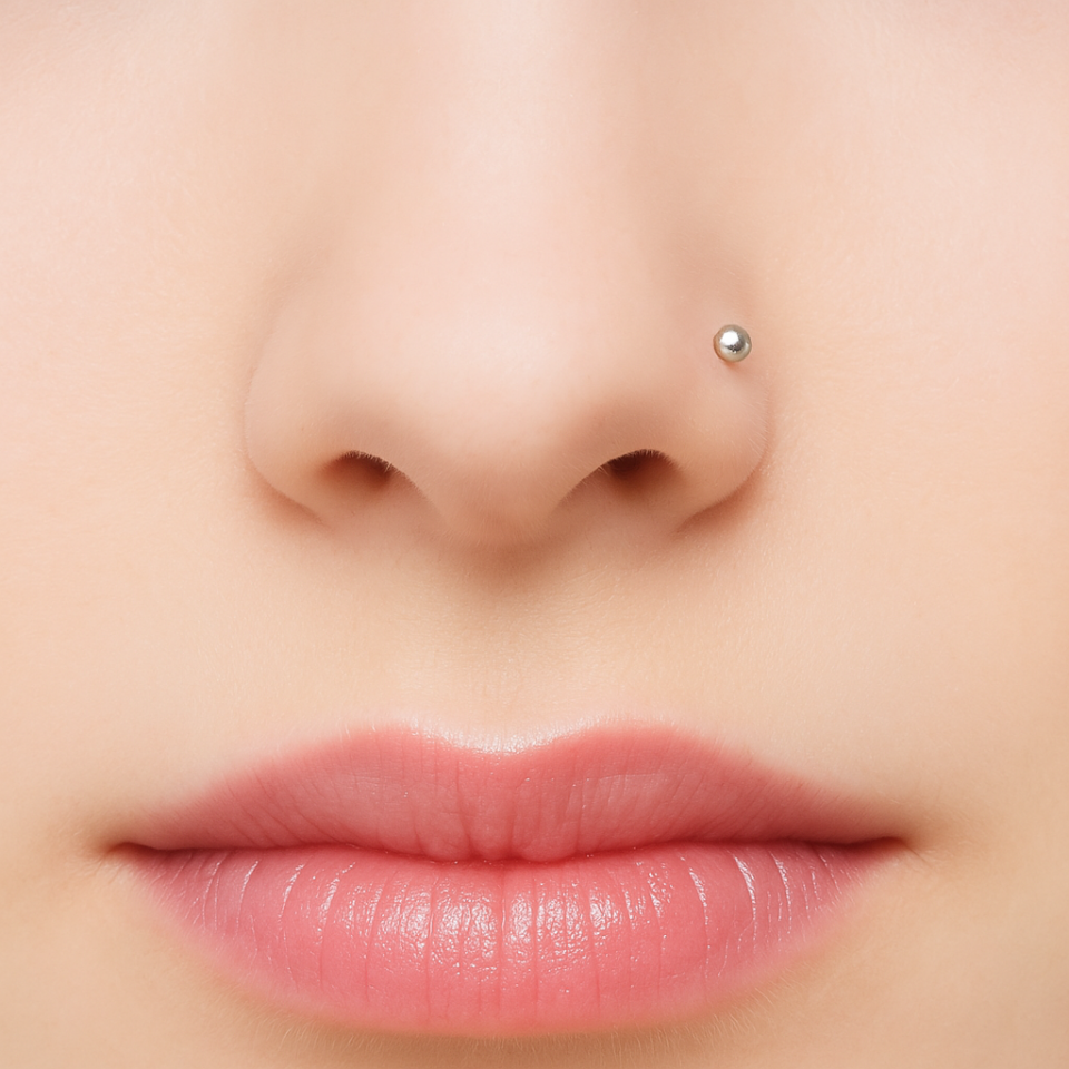 Nostril Piercing (Nasenflügel Piercing) | DIE KLINIK